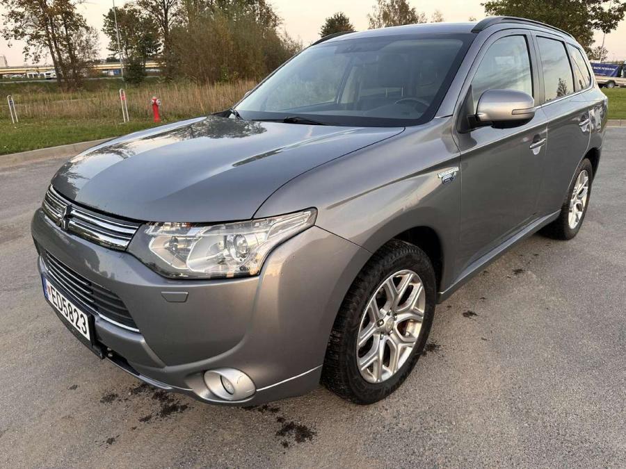 Pelēks Mitsubishi Outlander 2014 Klaipėda, ar dzinēja tilpumu 2.00 L un nobraukumu 320 tūkst. km par 6700 €, foto 3 vietnē AUTOMOTO.COM.LV