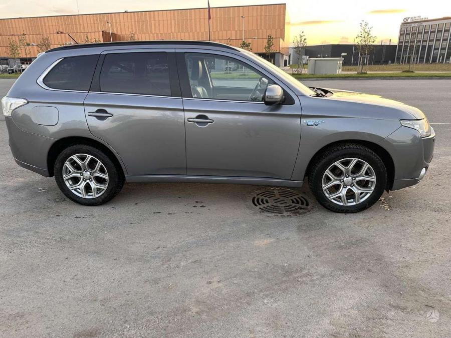 Pelēks Mitsubishi Outlander 2014 Klaipėda, ar dzinēja tilpumu 2.00 L un nobraukumu 320 tūkst. km par 6700 €, foto 4 vietnē AUTOMOTO.COM.LV