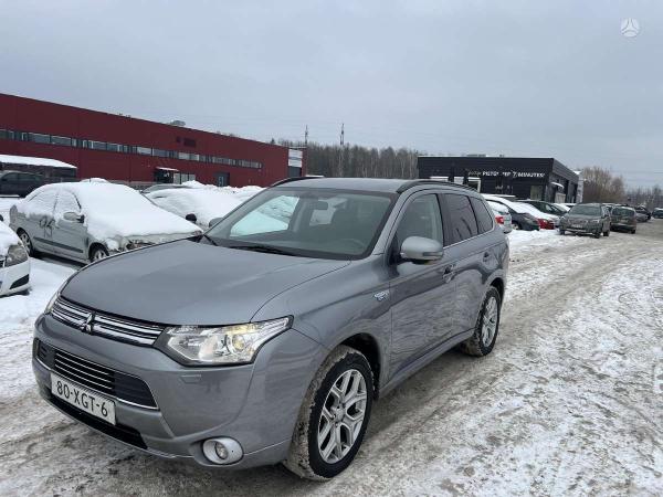 Grey Mitsubishi Outlander 2014 in Kaunas, with an engine capacity of 2.00 L and mileage of 203 thousand km for 7950 €, photo 1 on AUTOMOTO.COM.LV