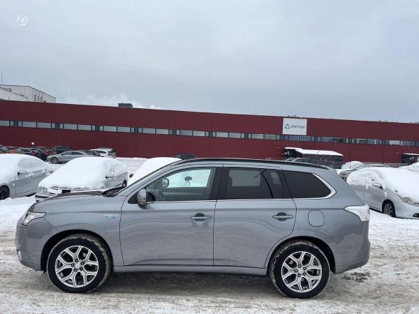 Grey Mitsubishi Outlander 2014 in Kaunas, with an engine capacity of 2.00 L and mileage of 203 thousand km for 7950 €, photo 2 on AUTOMOTO.COM.LV