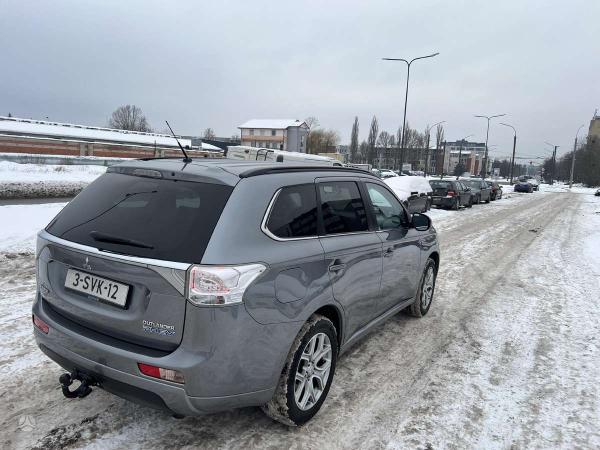 Grey Mitsubishi Outlander 2014 in Kaunas, with an engine capacity of 2.00 L and mileage of 203 thousand km for 7950 €, photo 5 on AUTOMOTO.COM.LV