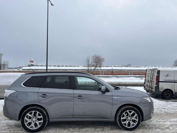 Grey Mitsubishi Outlander 2014 in Kaunas, with an engine capacity of 2.00 L and mileage of 203 thousand km for 7950 €, photo 6 on AUTOMOTO.COM.LV