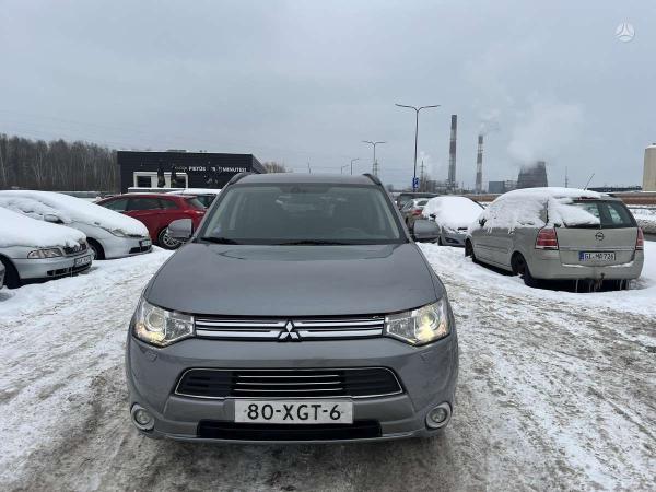 Grey Mitsubishi Outlander 2014 in Kaunas, with an engine capacity of 2.00 L and mileage of 203 thousand km for 7950 €, photo 8 on AUTOMOTO.COM.LV