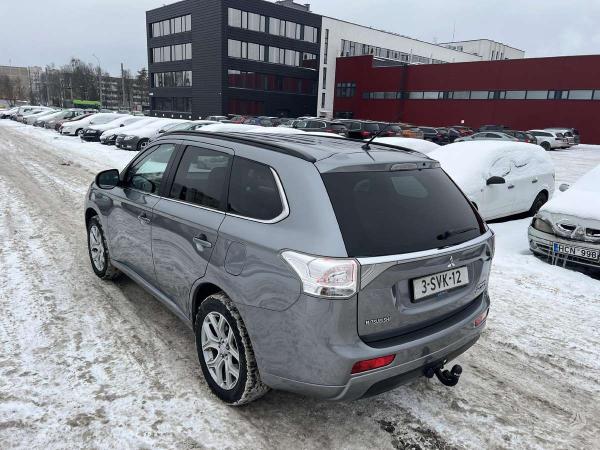 Grey Mitsubishi Outlander 2014 in Kaunas, with an engine capacity of 2.00 L and mileage of 203 thousand km for 7950 €, photo 10 on AUTOMOTO.COM.LV