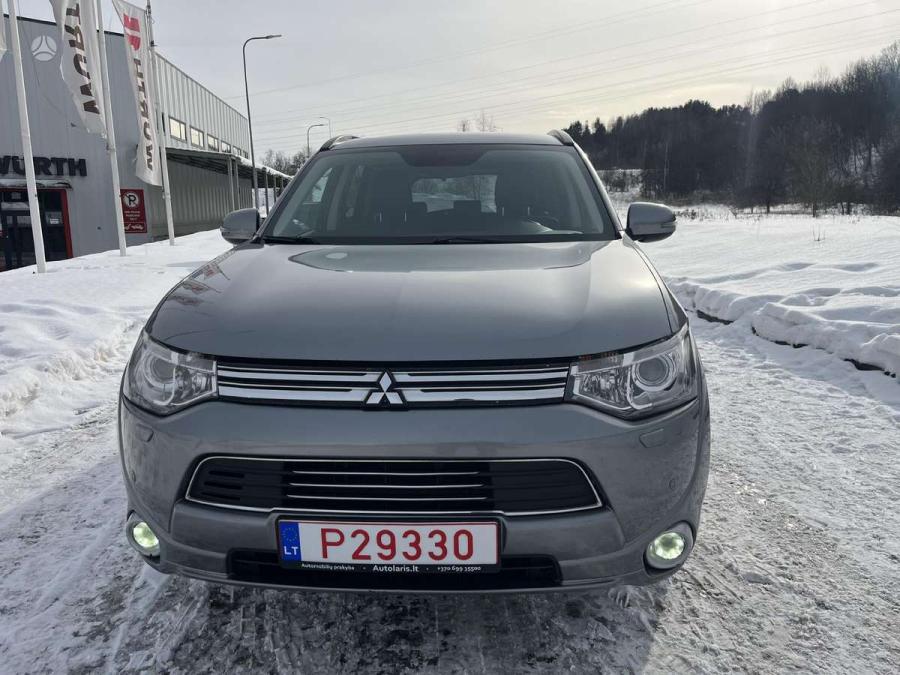 Grey Mitsubishi Outlander 2014 in Vilnius, with an engine capacity of 2.00 L and mileage of 198 thousand km for 9200 €, photo 2 on AUTOMOTO.COM.LV
