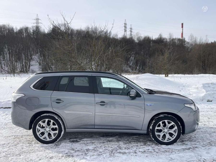 Grey Mitsubishi Outlander 2014 in Vilnius, with an engine capacity of 2.00 L and mileage of 198 thousand km for 9200 €, photo 4 on AUTOMOTO.COM.LV