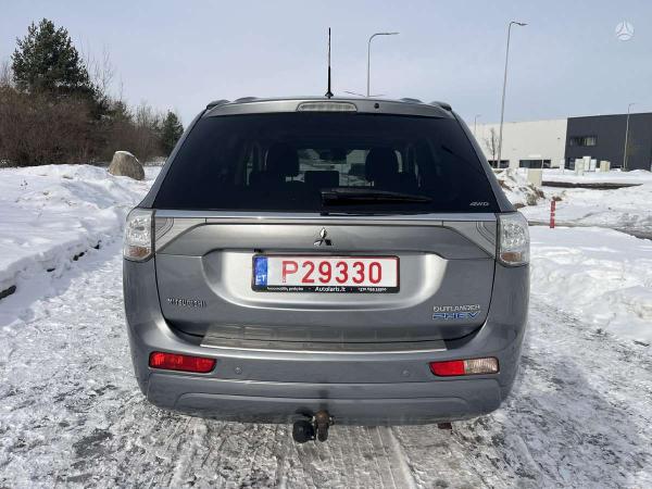 Pelēks Mitsubishi Outlander 2014 Viļņa, ar dzinēja tilpumu 2.00 L un nobraukumu 198 tūkst. km par 9200 €, foto 6 vietnē AUTOMOTO.COM.LV
