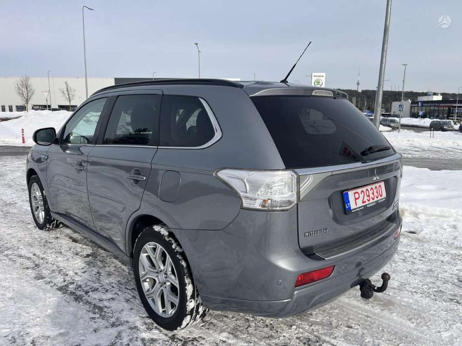 Grey Mitsubishi Outlander 2014 in Vilnius, with an engine capacity of 2.00 L and mileage of 198 thousand km for 9200 €, photo 7 on AUTOMOTO.COM.LV