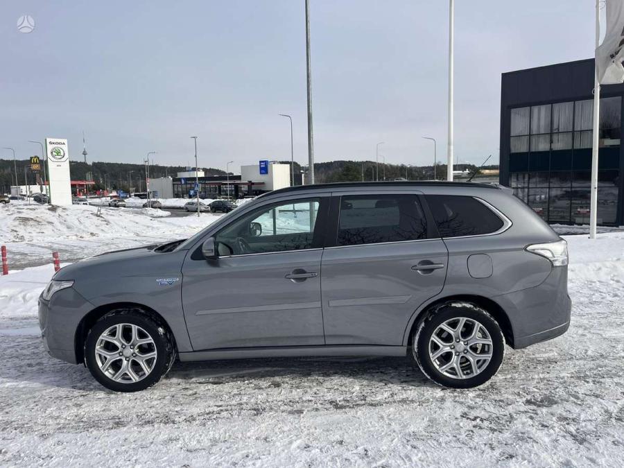 Grey Mitsubishi Outlander 2014 in Vilnius, with an engine capacity of 2.00 L and mileage of 198 thousand km for 9200 €, photo 8 on AUTOMOTO.COM.LV