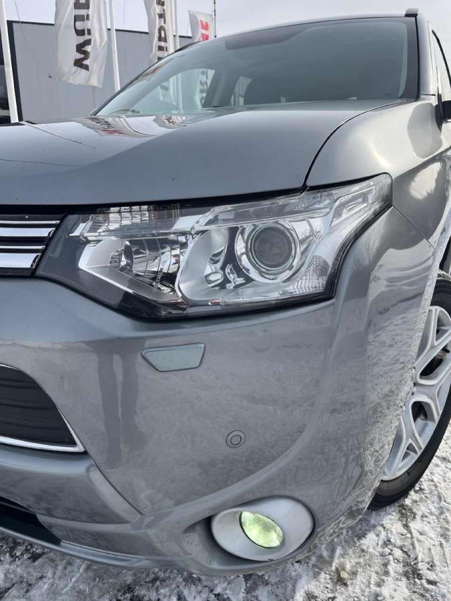 Grey Mitsubishi Outlander 2014 in Vilnius, with an engine capacity of 2.00 L and mileage of 198 thousand km for 9200 €, photo 12 on AUTOMOTO.COM.LV