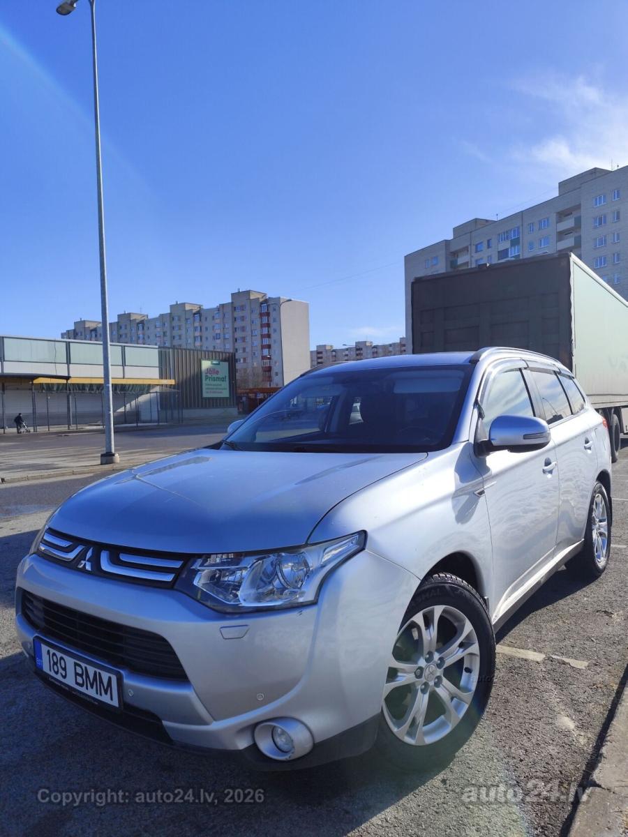 Grey Mitsubishi Outlander 2014 in Tallinn, with an engine capacity of 2.00 L and mileage of 133 thousand km for 7899 €, photo 4 on AUTOMOTO.COM.LV