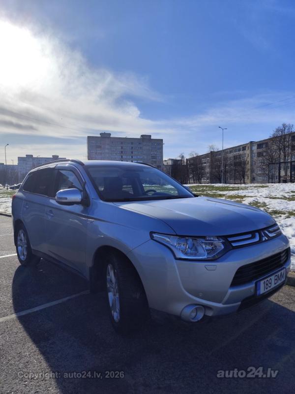 Pelēks Mitsubishi Outlander 2014 Tallina, ar dzinēja tilpumu 2.00 L un nobraukumu 133 tūkst. km par 7899 €, foto 5 vietnē AUTOMOTO.COM.LV