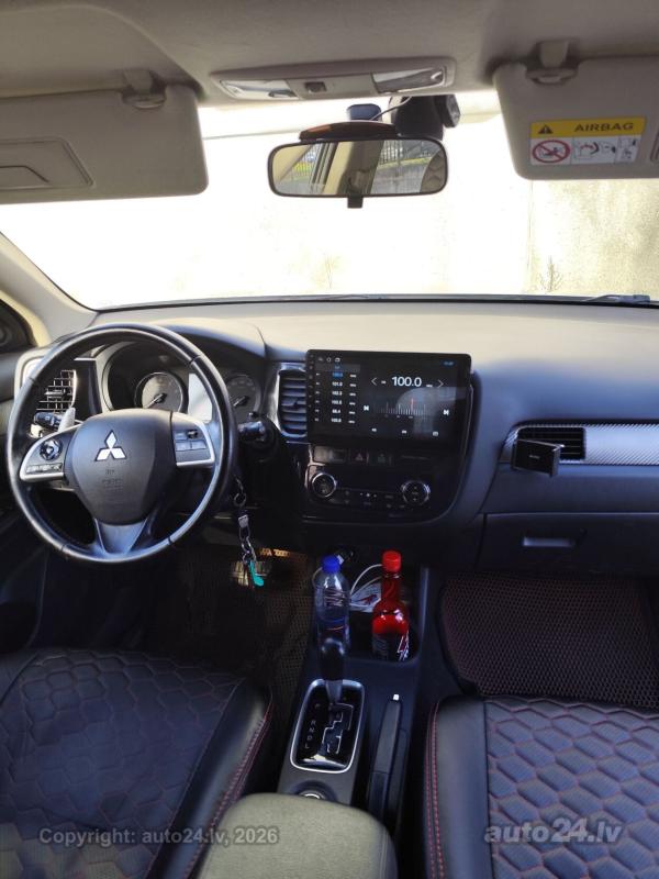 Pelēks Mitsubishi Outlander 2014 Tallina, ar dzinēja tilpumu 2.00 L un nobraukumu 133 tūkst. km par 7899 €, foto 8 vietnē AUTOMOTO.COM.LV