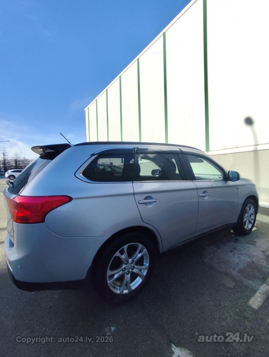 Grey Mitsubishi Outlander 2014 in Tallinn, with an engine capacity of 2.00 L and mileage of 133 thousand km for 7899 €, photo 9 on AUTOMOTO.COM.LV