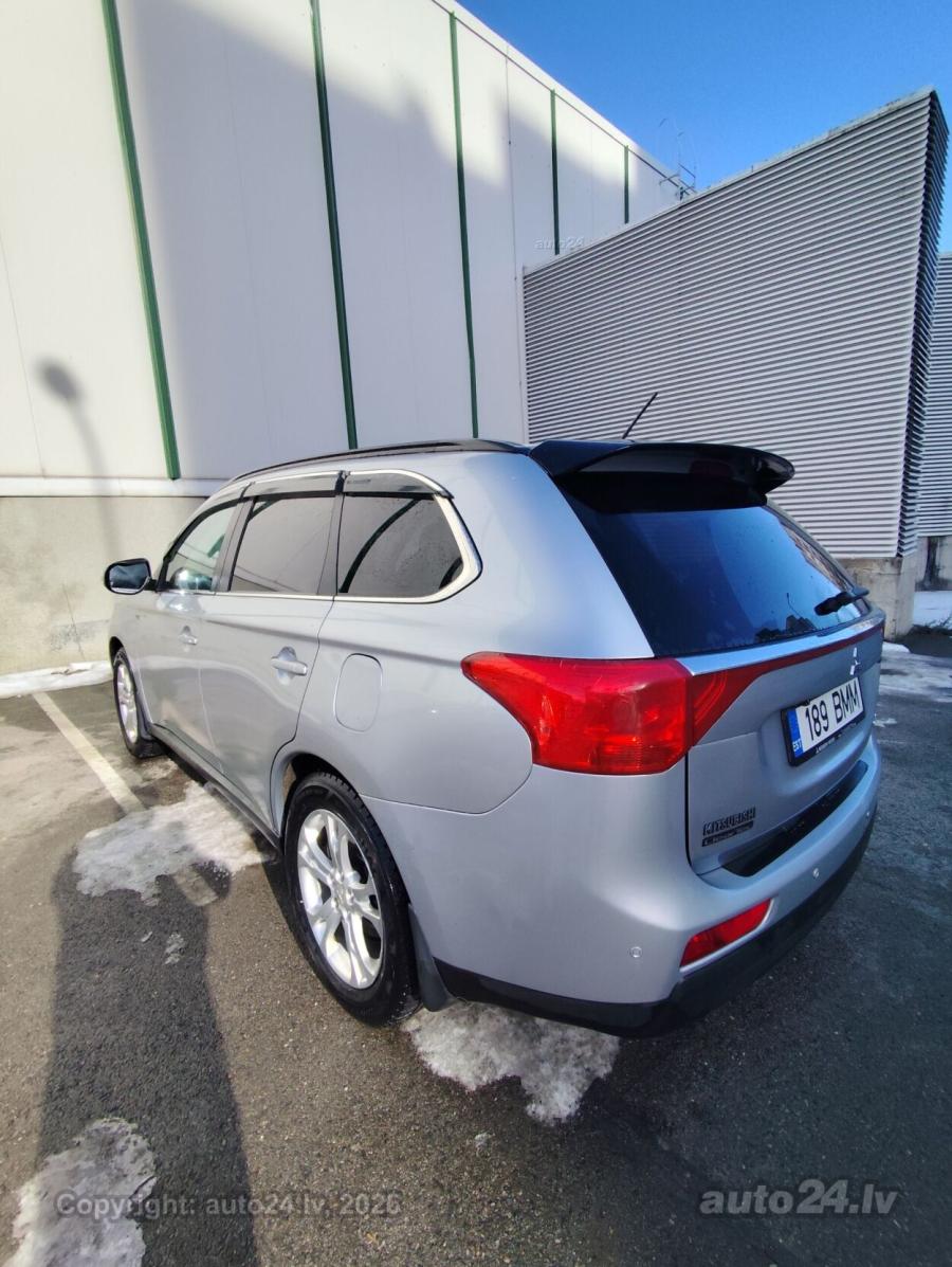 Grey Mitsubishi Outlander 2014 in Tallinn, with an engine capacity of 2.00 L and mileage of 133 thousand km for 7899 €, photo 11 on AUTOMOTO.COM.LV
