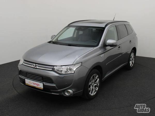 Grey Mitsubishi Outlander 2014 in Vilnius, with an engine capacity of 2.00 L and mileage of 223 thousand km for 9799 €, photo 1 on AUTOMOTO.COM.LV