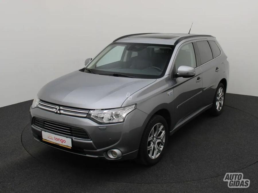 Grey Mitsubishi Outlander 2014 in Vilnius, with an engine capacity of 2.00 L and mileage of 223 thousand km for 9799 €, photo 1 on AUTOMOTO.COM.LV