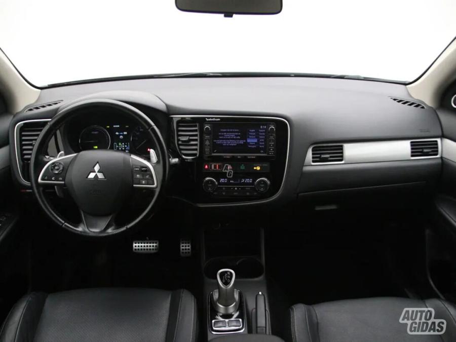 Grey Mitsubishi Outlander 2014 in Vilnius, with an engine capacity of 2.00 L and mileage of 223 thousand km for 9799 €, photo 3 on AUTOMOTO.COM.LV