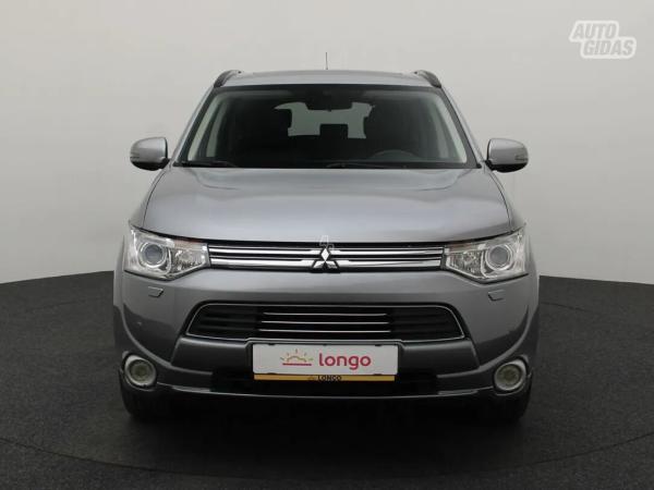Grey Mitsubishi Outlander 2014 in Vilnius, with an engine capacity of 2.00 L and mileage of 223 thousand km for 9799 €, photo 3 on AUTOMOTO.COM.LV