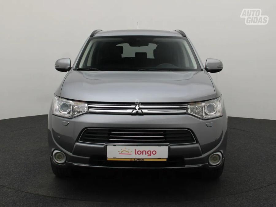 Grey Mitsubishi Outlander 2014 in Vilnius, with an engine capacity of 2.00 L and mileage of 223 thousand km for 9799 €, photo 4 on AUTOMOTO.COM.LV
