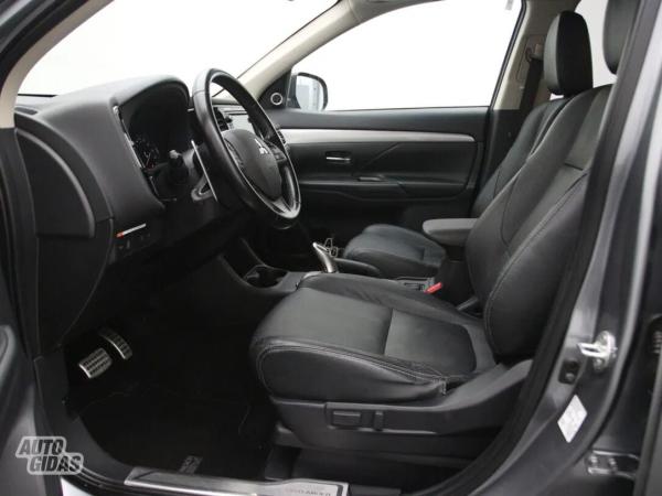 Grey Mitsubishi Outlander 2014 in Vilnius, with an engine capacity of 2.00 L and mileage of 223 thousand km for 9799 €, photo 4 on AUTOMOTO.COM.LV