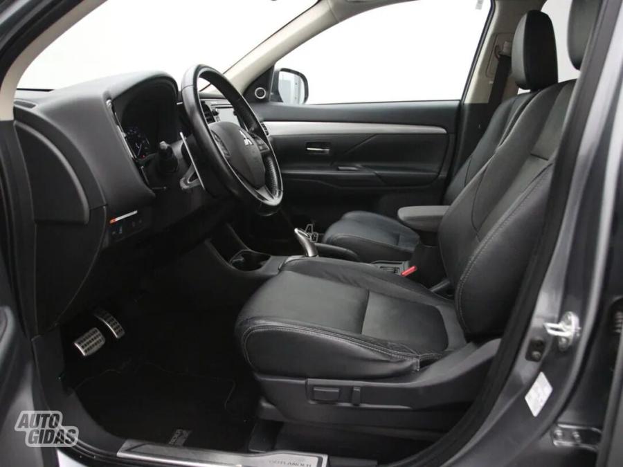 Grey Mitsubishi Outlander 2014 in Vilnius, with an engine capacity of 2.00 L and mileage of 223 thousand km for 9799 €, photo 5 on AUTOMOTO.COM.LV