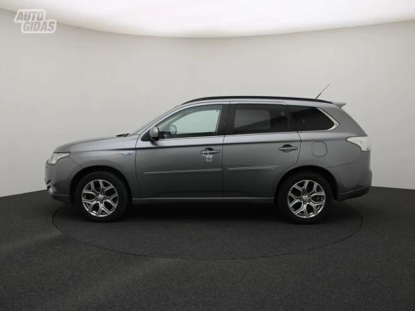 Grey Mitsubishi Outlander 2014 in Vilnius, with an engine capacity of 2.00 L and mileage of 223 thousand km for 9799 €, photo 6 on AUTOMOTO.COM.LV