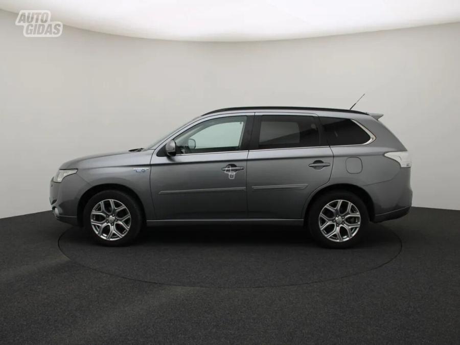 Grey Mitsubishi Outlander 2014 in Vilnius, with an engine capacity of 2.00 L and mileage of 223 thousand km for 9799 €, photo 7 on AUTOMOTO.COM.LV
