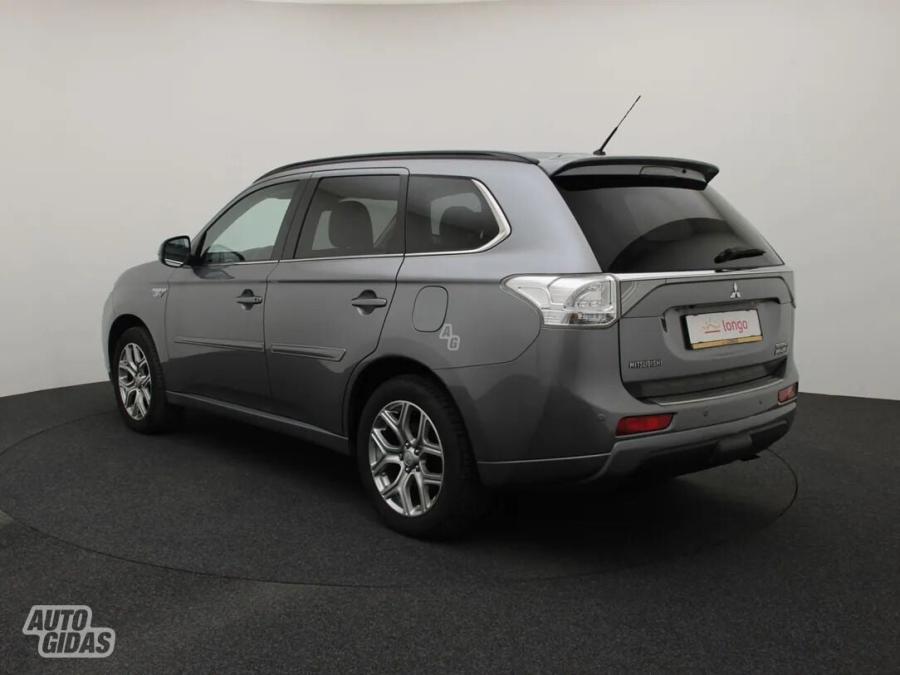 Grey Mitsubishi Outlander 2014 in Vilnius, with an engine capacity of 2.00 L and mileage of 223 thousand km for 9799 €, photo 8 on AUTOMOTO.COM.LV