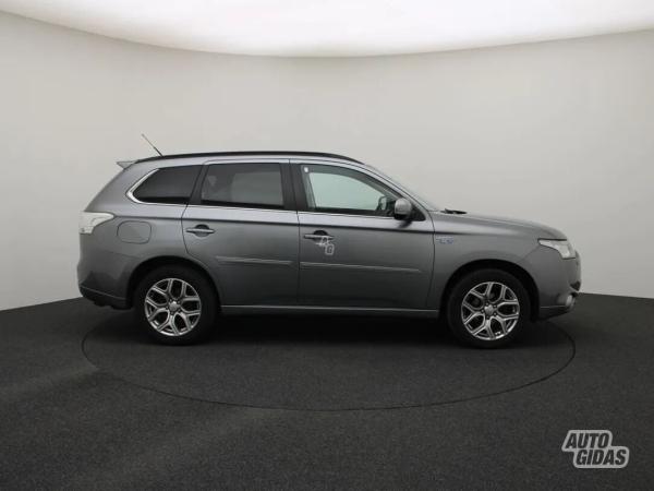 Grey Mitsubishi Outlander 2014 in Vilnius, with an engine capacity of 2.00 L and mileage of 223 thousand km for 9799 €, photo 9 on AUTOMOTO.COM.LV