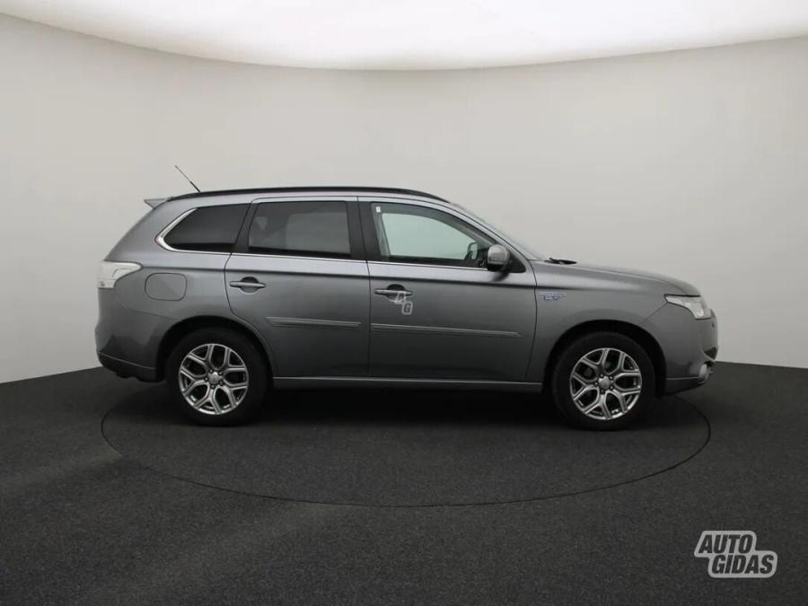 Grey Mitsubishi Outlander 2014 in Vilnius, with an engine capacity of 2.00 L and mileage of 223 thousand km for 9799 €, photo 10 on AUTOMOTO.COM.LV