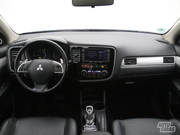 Grey Mitsubishi Outlander 2014 in Vilnius, with an engine capacity of 2.00 L and mileage of 207 thousand km for 9999 €, photo 2 on AUTOMOTO.COM.LV