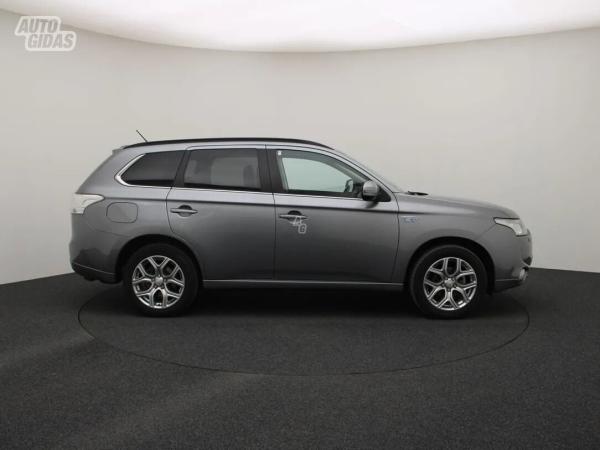 Grey Mitsubishi Outlander 2014 in Vilnius, with an engine capacity of 2.00 L and mileage of 207 thousand km for 9999 €, photo 9 on AUTOMOTO.COM.LV