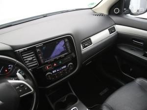 Pelēks Mitsubishi Outlander 2014 Viļņa, ar dzinēja tilpumu 2.00 L un nobraukumu 207 tūkst. km par 9999 €, foto 22 vietnē AUTOMOTO.COM.LV
