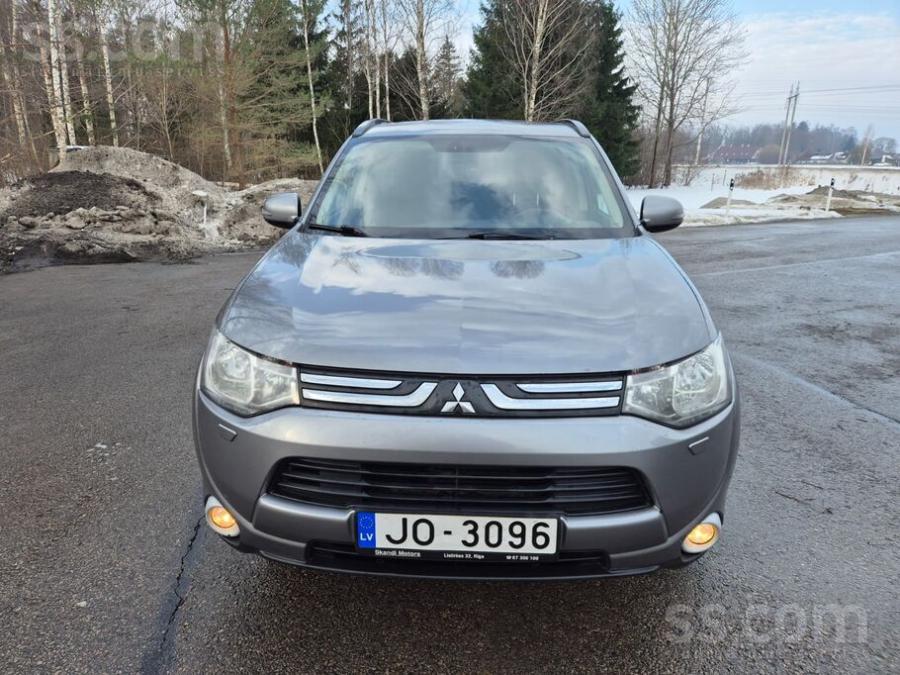 Grey Mitsubishi Outlander 2014 in Jelgava, with an engine capacity of 2.00 L and mileage of 261 thousand km for 4000 €, photo 1 on AUTOMOTO.COM.LV