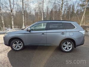 Grey Mitsubishi Outlander 2014 in Jelgava, with an engine capacity of 2.00 L and mileage of 261 thousand km for 4000 €, photo 3 on AUTOMOTO.COM.LV