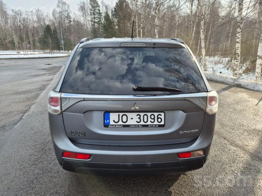 Grey Mitsubishi Outlander 2014 in Jelgava, with an engine capacity of 2.00 L and mileage of 261 thousand km for 4000 €, photo 4 on AUTOMOTO.COM.LV