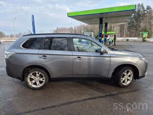 Grey Mitsubishi Outlander 2014 in Jelgava, with an engine capacity of 2.00 L and mileage of 261 thousand km for 4000 €, photo 5 on AUTOMOTO.COM.LV