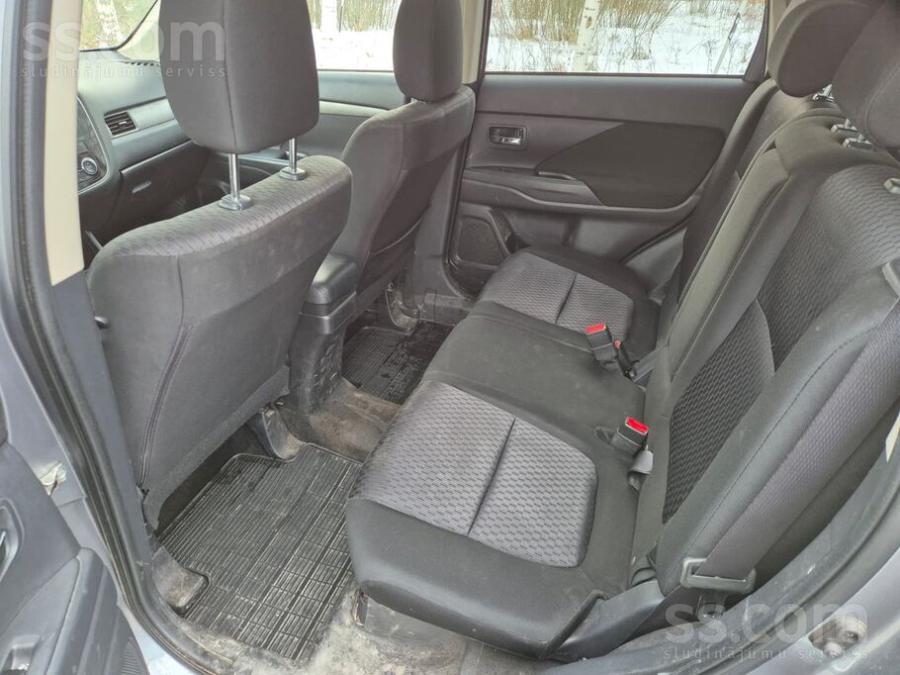Grey Mitsubishi Outlander 2014 in Jelgava, with an engine capacity of 2.00 L and mileage of 261 thousand km for 4000 €, photo 7 on AUTOMOTO.COM.LV