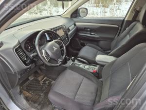 Grey Mitsubishi Outlander 2014 in Jelgava, with an engine capacity of 2.00 L and mileage of 261 thousand km for 4000 €, photo 8 on AUTOMOTO.COM.LV