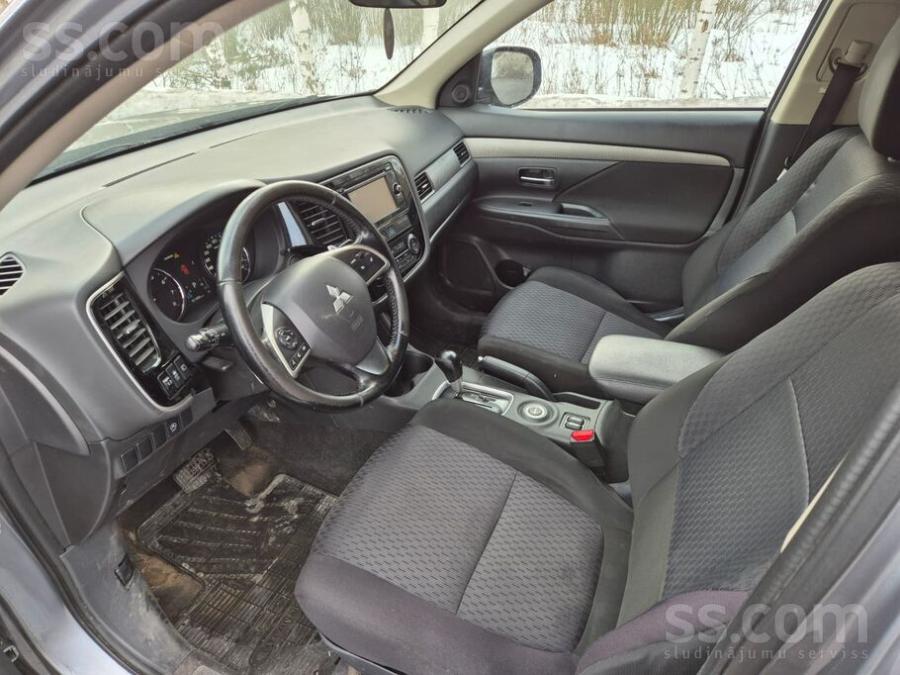 Grey Mitsubishi Outlander 2014 in Jelgava, with an engine capacity of 2.00 L and mileage of 261 thousand km for 4000 €, photo 8 on AUTOMOTO.COM.LV