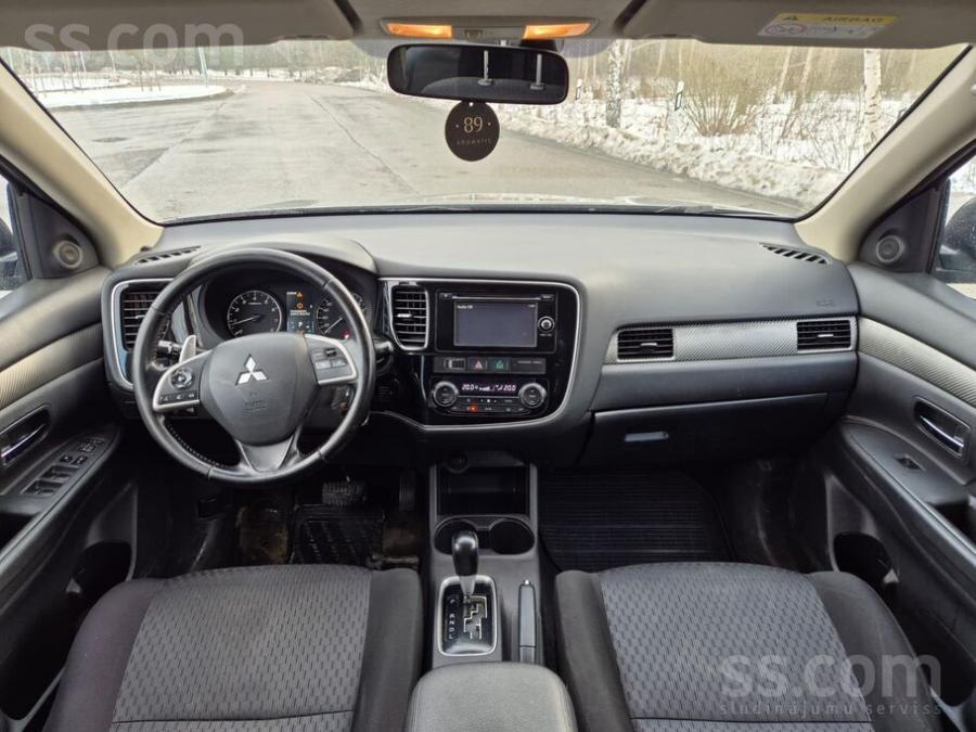 Grey Mitsubishi Outlander 2014 in Jelgava, with an engine capacity of 2.00 L and mileage of 261 thousand km for 4000 €, photo 9 on AUTOMOTO.COM.LV