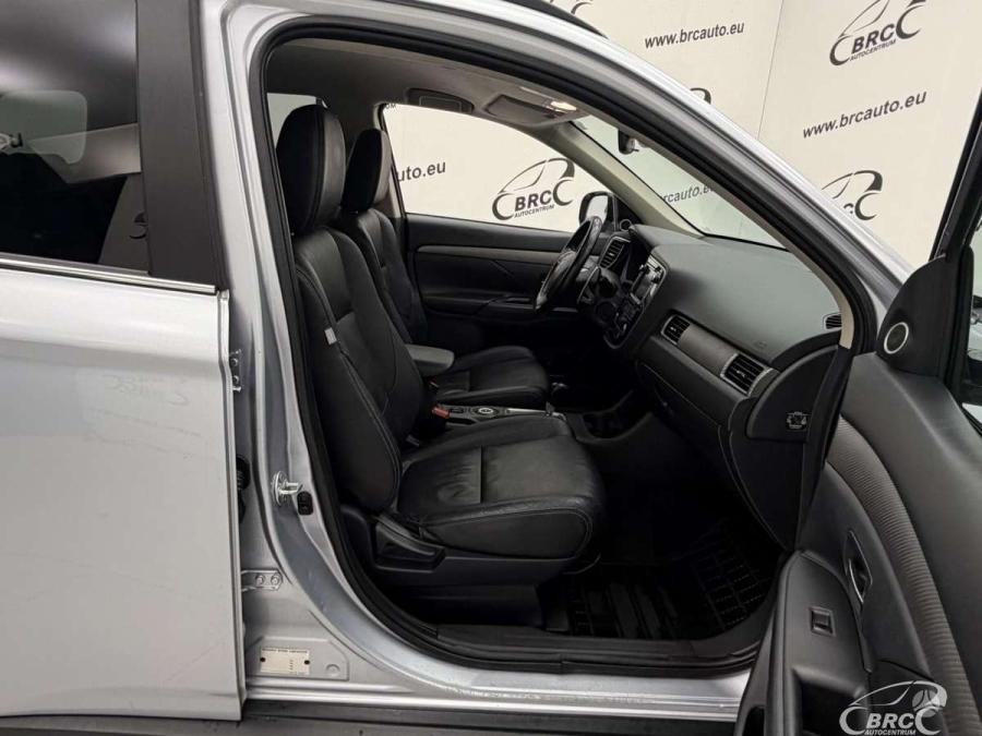 Grey Mitsubishi Outlander 2014 in Vilnius, with an engine capacity of 2.27 L and mileage of 244 thousand km for 6990 €, photo 6 on AUTOMOTO.COM.LV
