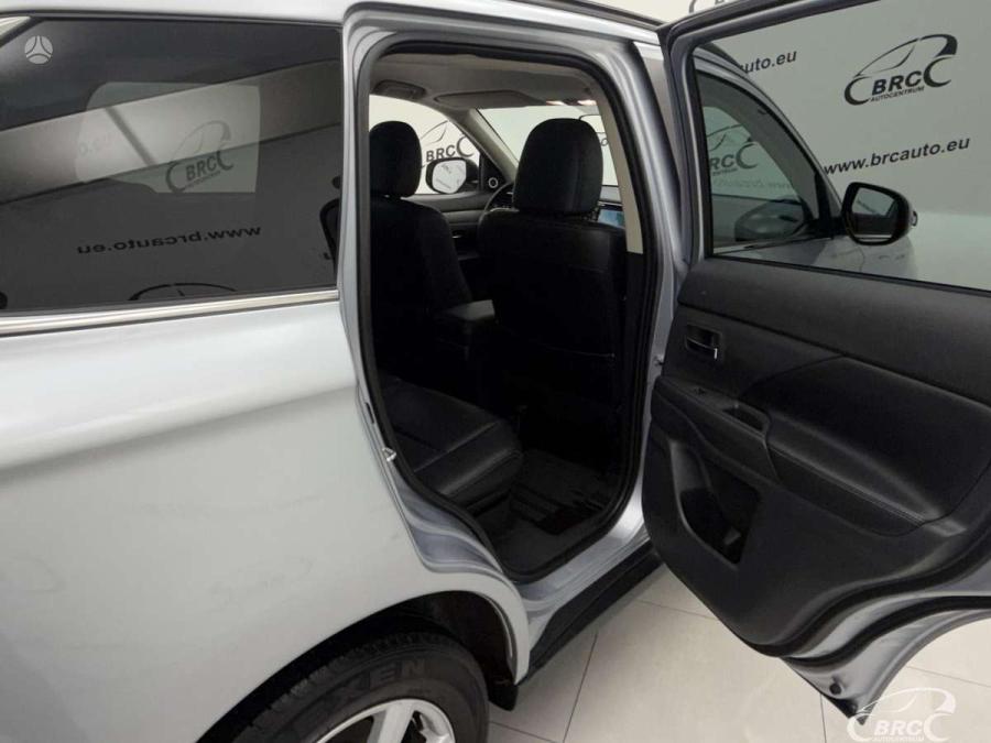 Grey Mitsubishi Outlander 2014 in Vilnius, with an engine capacity of 2.27 L and mileage of 244 thousand km for 6990 €, photo 13 on AUTOMOTO.COM.LV