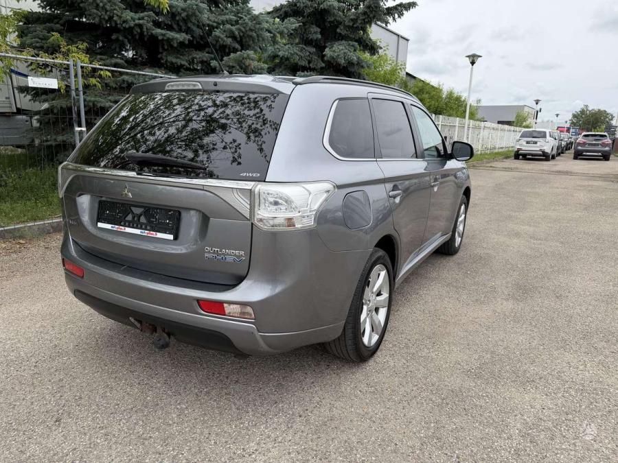Pelēks Mitsubishi Outlander 2014 Marijampole, ar dzinēja tilpumu 2.00 L un nobraukumu 209 tūkst. km par 6950 €, foto 5 vietnē AUTOMOTO.COM.LV