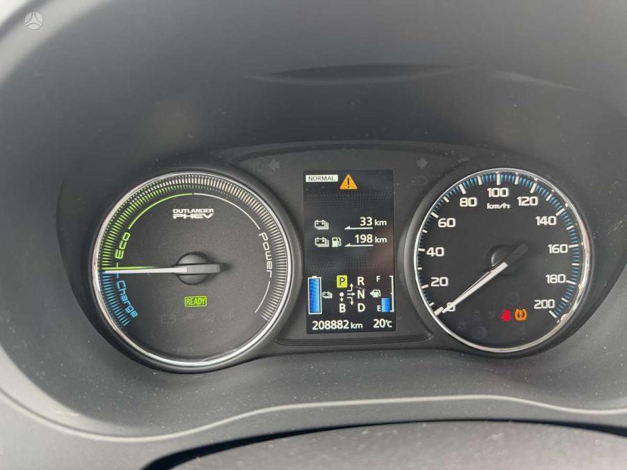 Pelēks Mitsubishi Outlander 2014 Marijampole, ar dzinēja tilpumu 2.00 L un nobraukumu 209 tūkst. km par 6950 €, foto 17 vietnē AUTOMOTO.COM.LV