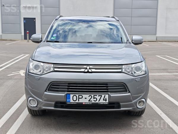 Grey Mitsubishi Outlander 2014 in Riga, with an engine capacity of 2.00 L and mileage of 267 thousand km for 8950 €, photo 2 on AUTOMOTO.COM.LV