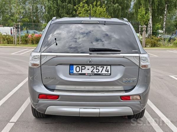 Grey Mitsubishi Outlander 2014 in Riga, with an engine capacity of 2.00 L and mileage of 267 thousand km for 8950 €, photo 5 on AUTOMOTO.COM.LV