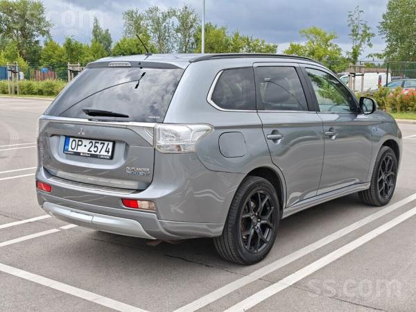 Grey Mitsubishi Outlander 2014 in Riga, with an engine capacity of 2.00 L and mileage of 267 thousand km for 8950 €, photo 6 on AUTOMOTO.COM.LV