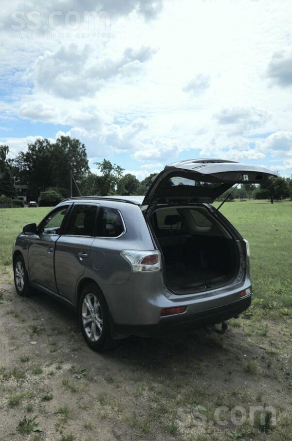 Grey Mitsubishi Outlander 2014 in Riga, with an engine capacity of 2.30 L and mileage of 255 thousand km for 5700 €, photo 4 on AUTOMOTO.COM.LV